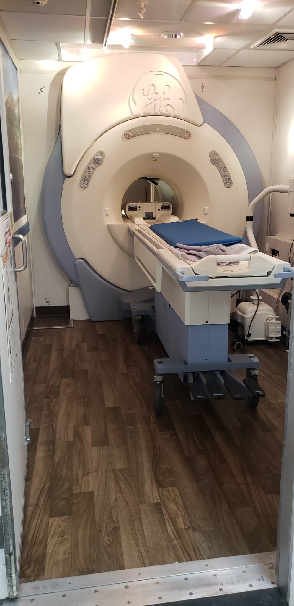 GE 1.5T HDXT 16x16 channel MRI 2006 AK Specialty Mobile | PM Imaging ...